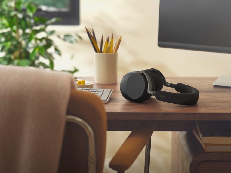 Jabra Evolve3 85 review: the hybrid headset that actually keeps up with ...